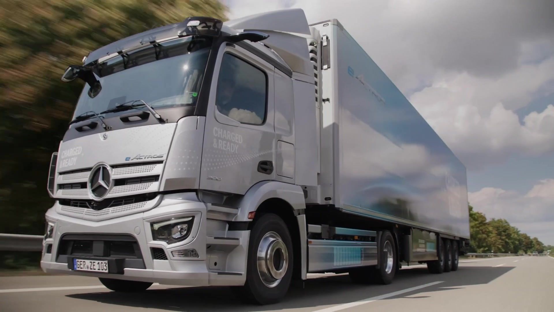 Mercedes-Benz eActros 300 tractor (with trailer) Driving Video
