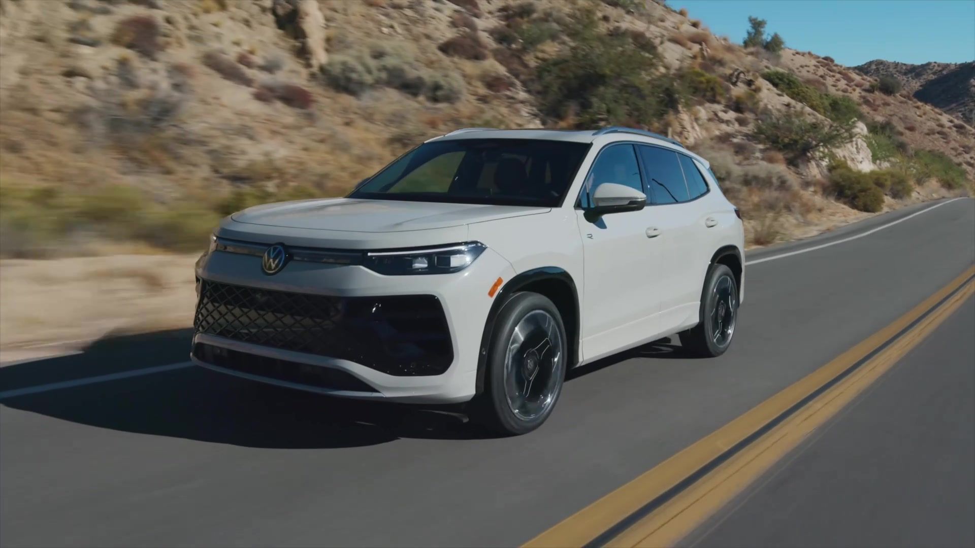 2025 Volkswagen Tiguan R-Line in Ascot Grey Driving Video