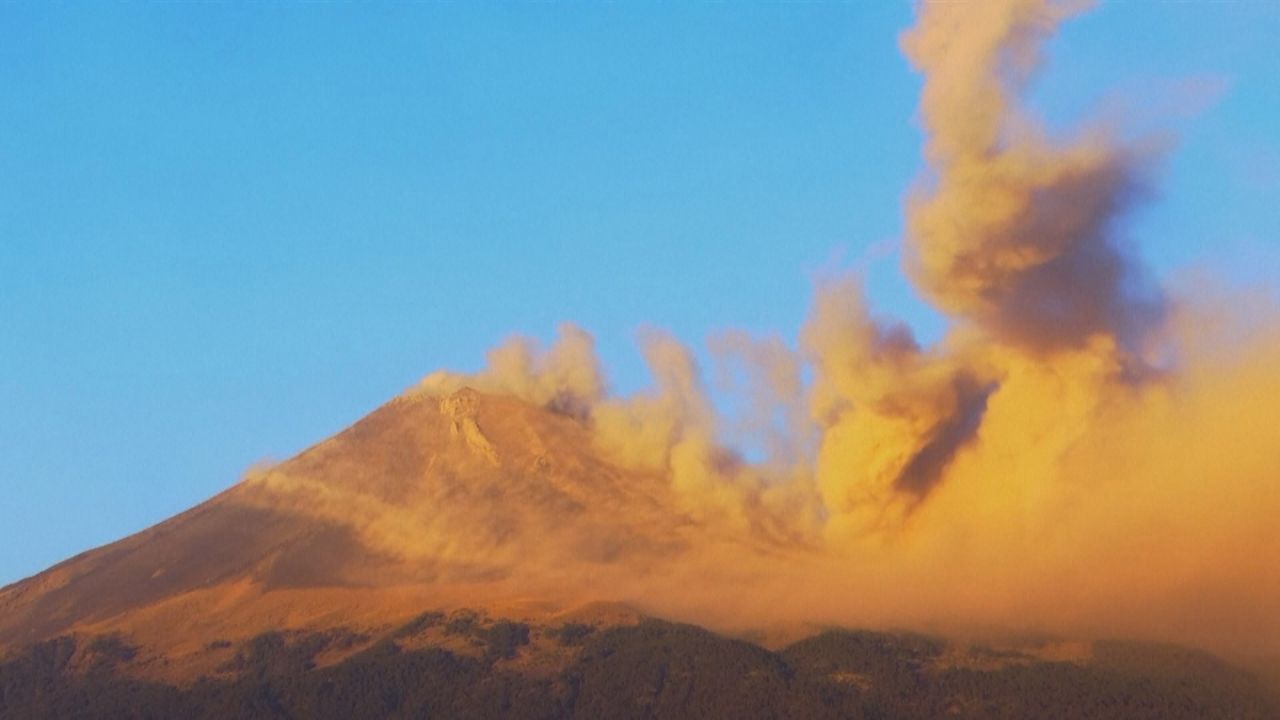 Volcano in Mexico: Clouds of ash and gas emitted