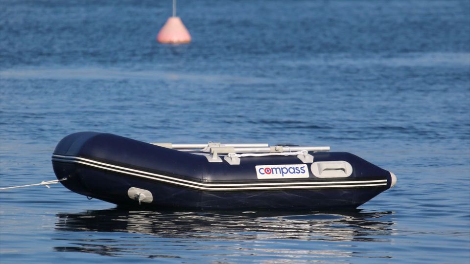 Schlauchboot-Unfall: Frau bohrt sich Flaggenstock in Brustkorb - BuzzClips Schlauchboot-Unfall: Frau bohrt sich Flaggenstock in Brustkorb - BuzzClips