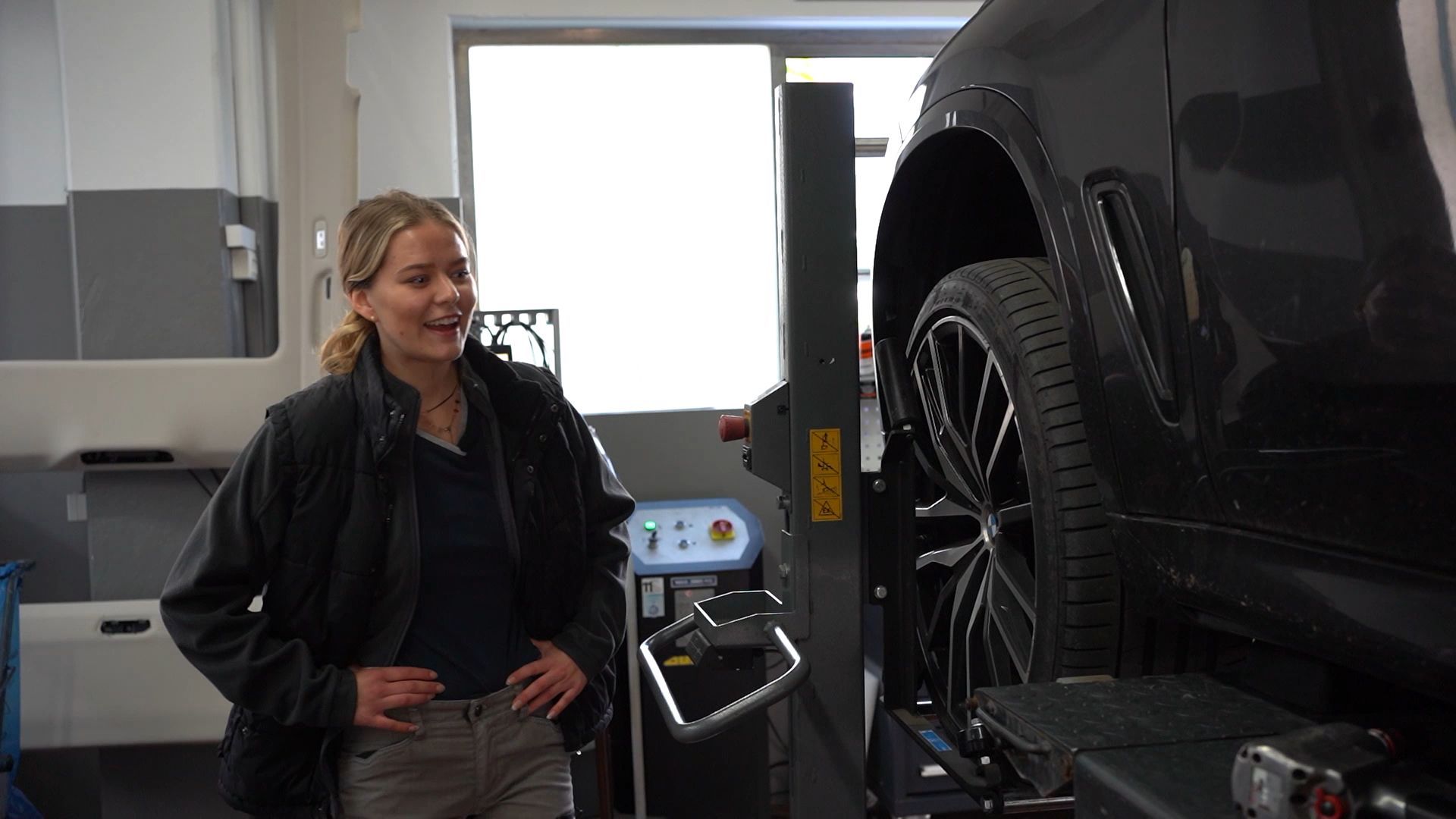 Reporterin Rosa wird Mechatronikerin: Wird sie Heldin der Autowerkstatt?